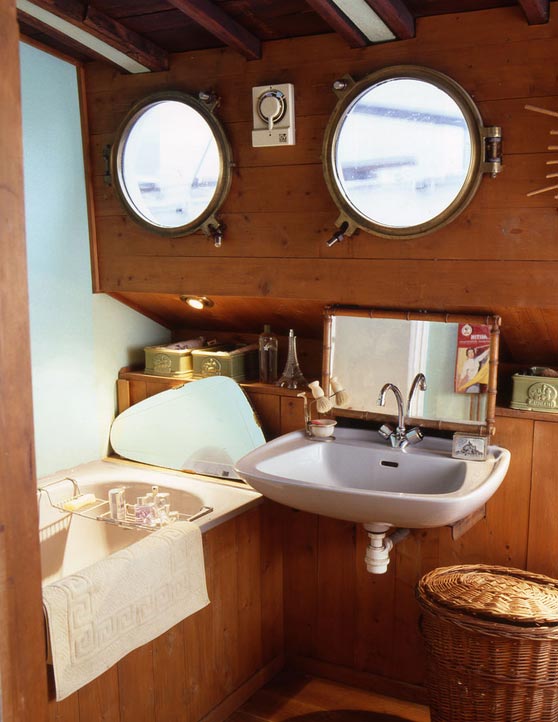 Retro Cool Boathouse - Panda's House