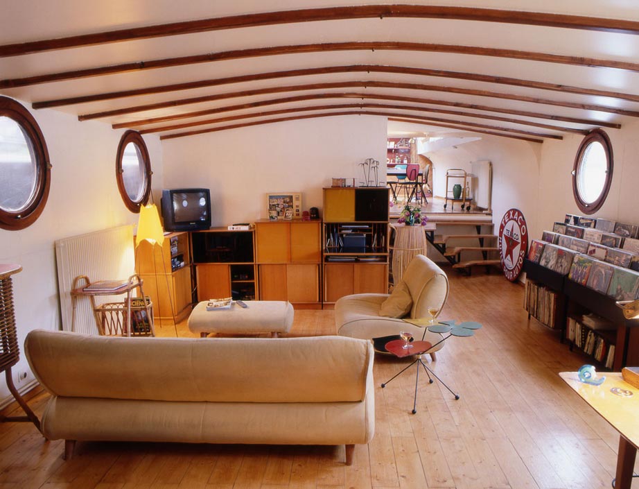 Retro Cool Boathouse - Panda's House